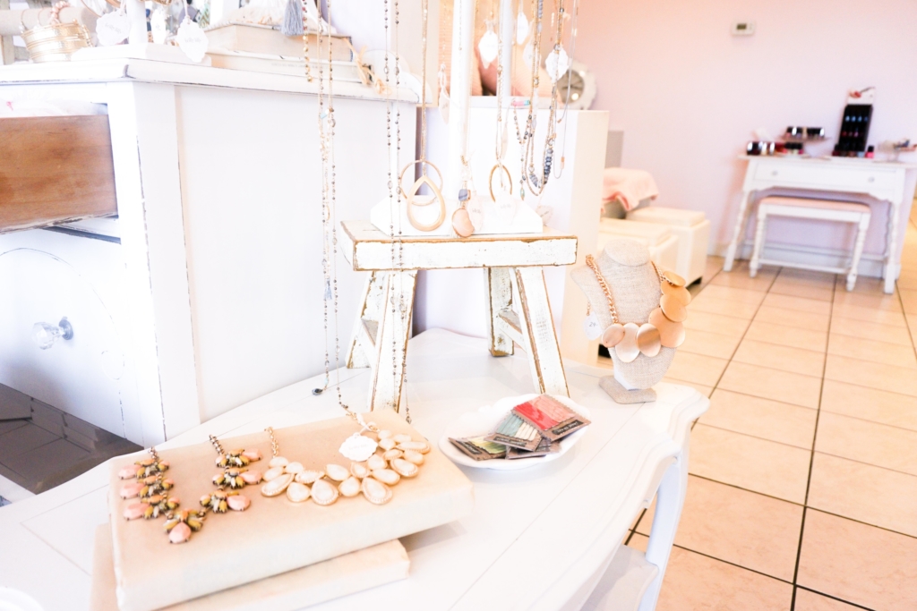 Frilly Lilly Crowfoot Corner - Frilly Lilly